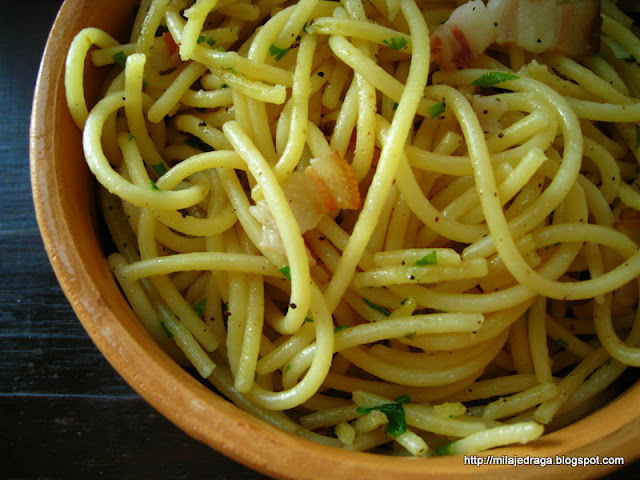 spagete sa belim lukom i slaninom - Milin kuvar